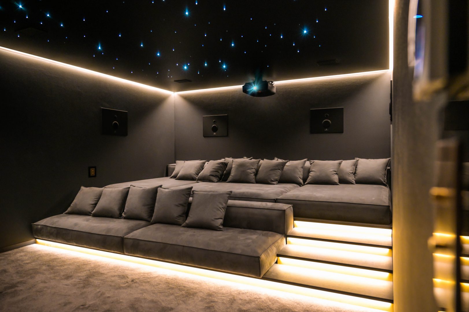 Golden Royal - Une salle de cinéma au confort ultime - MyCiné, Site ...